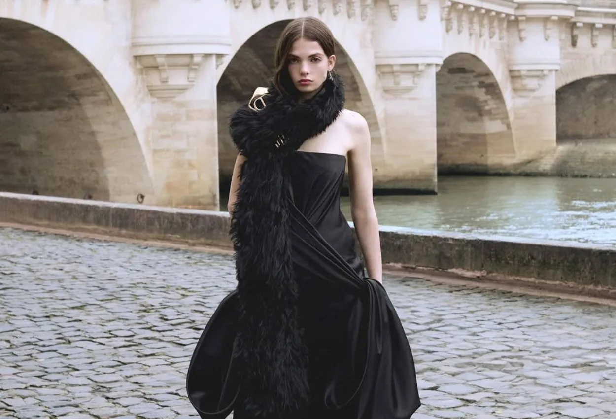 Jonathan Anderson unveils Dior Fall 2026 womenswear along the Seine ...